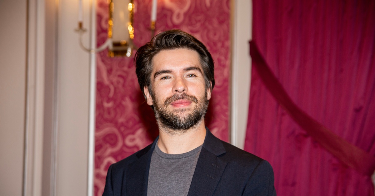 Le producteur de STAT lance des fleurs à l’autrice Marie-Andrée Labbé