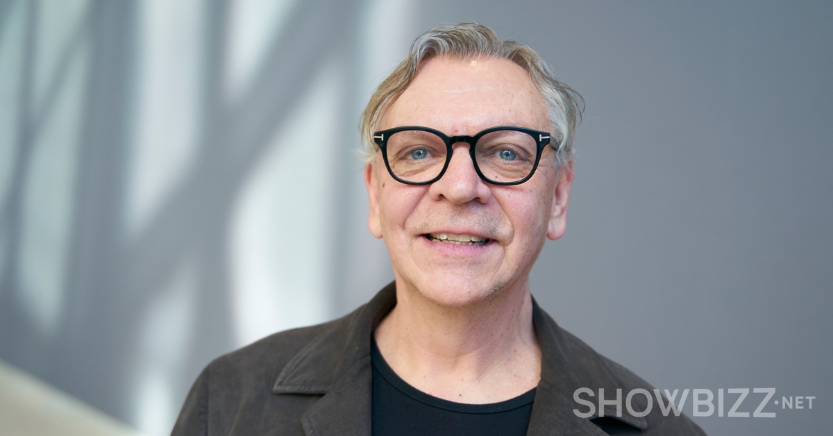 Visite de plateau : Un look déjanté pour Marc Labrèche dans cette ...