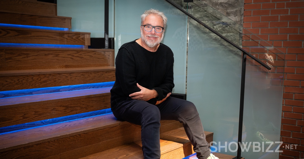 Christian Bégin lance des fleurs à sa conjointe Marie-Ève Perron