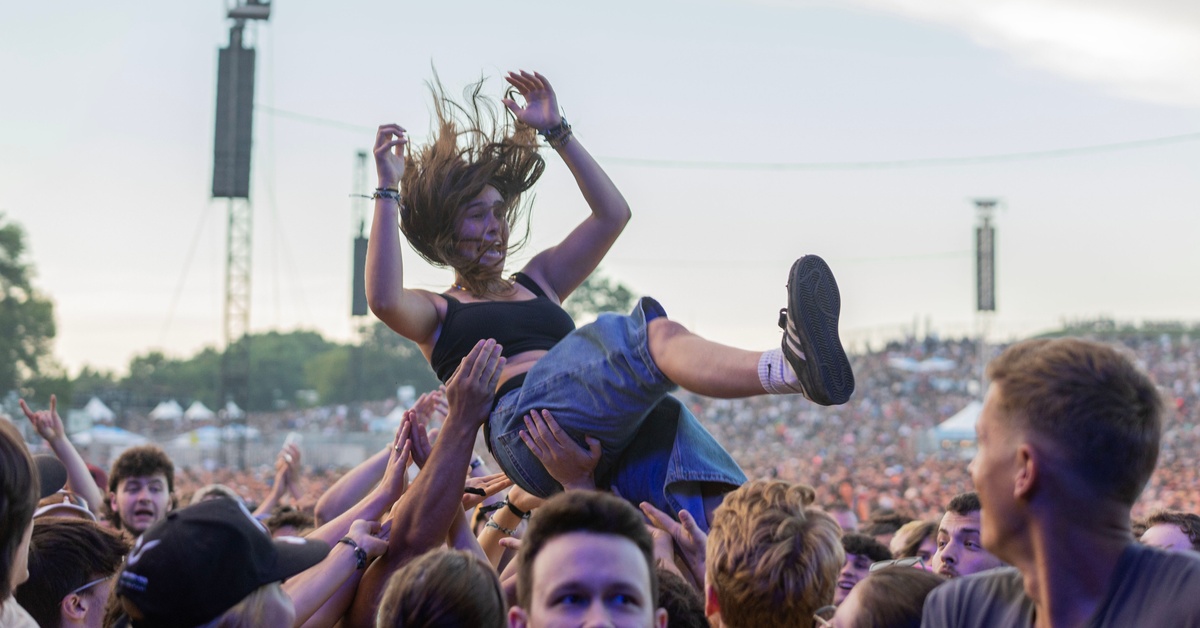 Le party lève! Une foule indisciplinée, mais enflammée accueille The ...