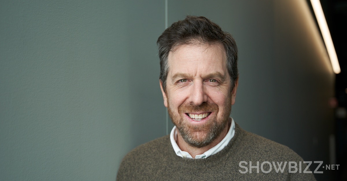 La conjointe de Patrice Robitaille l'accompagne sur un tapis rouge