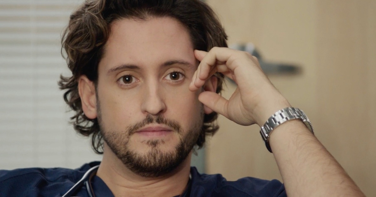 Lou-Pascal Tremblay défile sur un tapis rouge au bras de son amoureuse ...