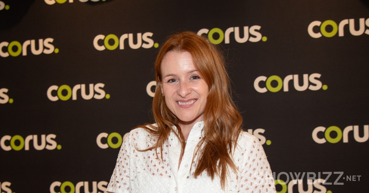 Marie-Joanne Boucher pose avec sa fille sur un tapis rouge